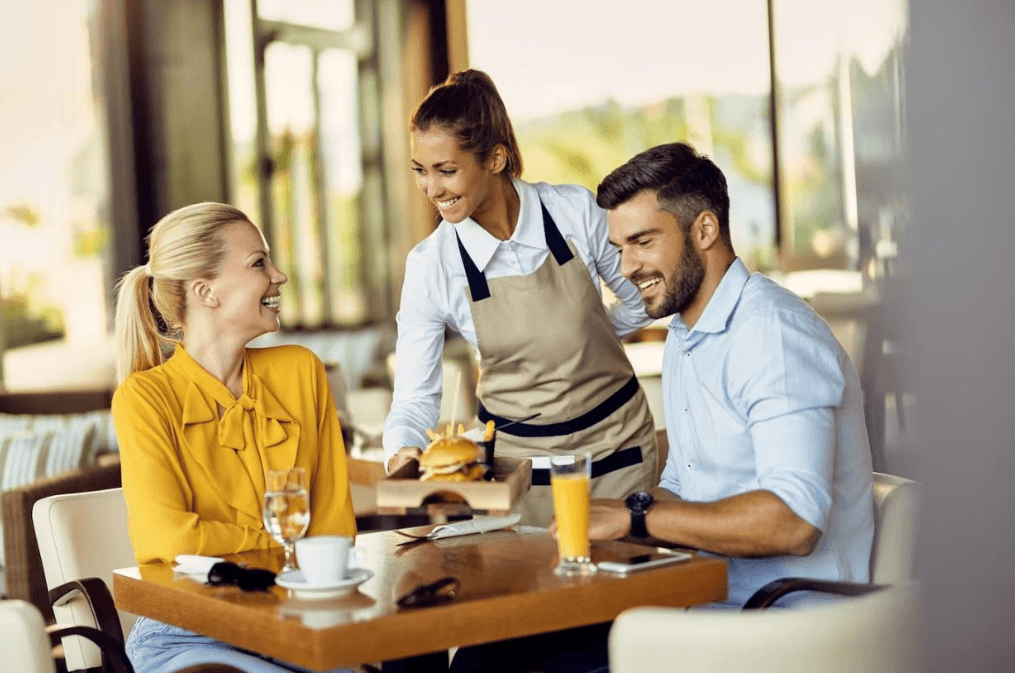 Jadi Waiter/Waitress? Ini Dia Tugas, Gaji & Cara Suksesnya!